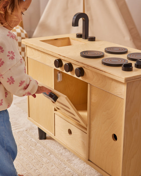 The Play Kitchen – Lalo